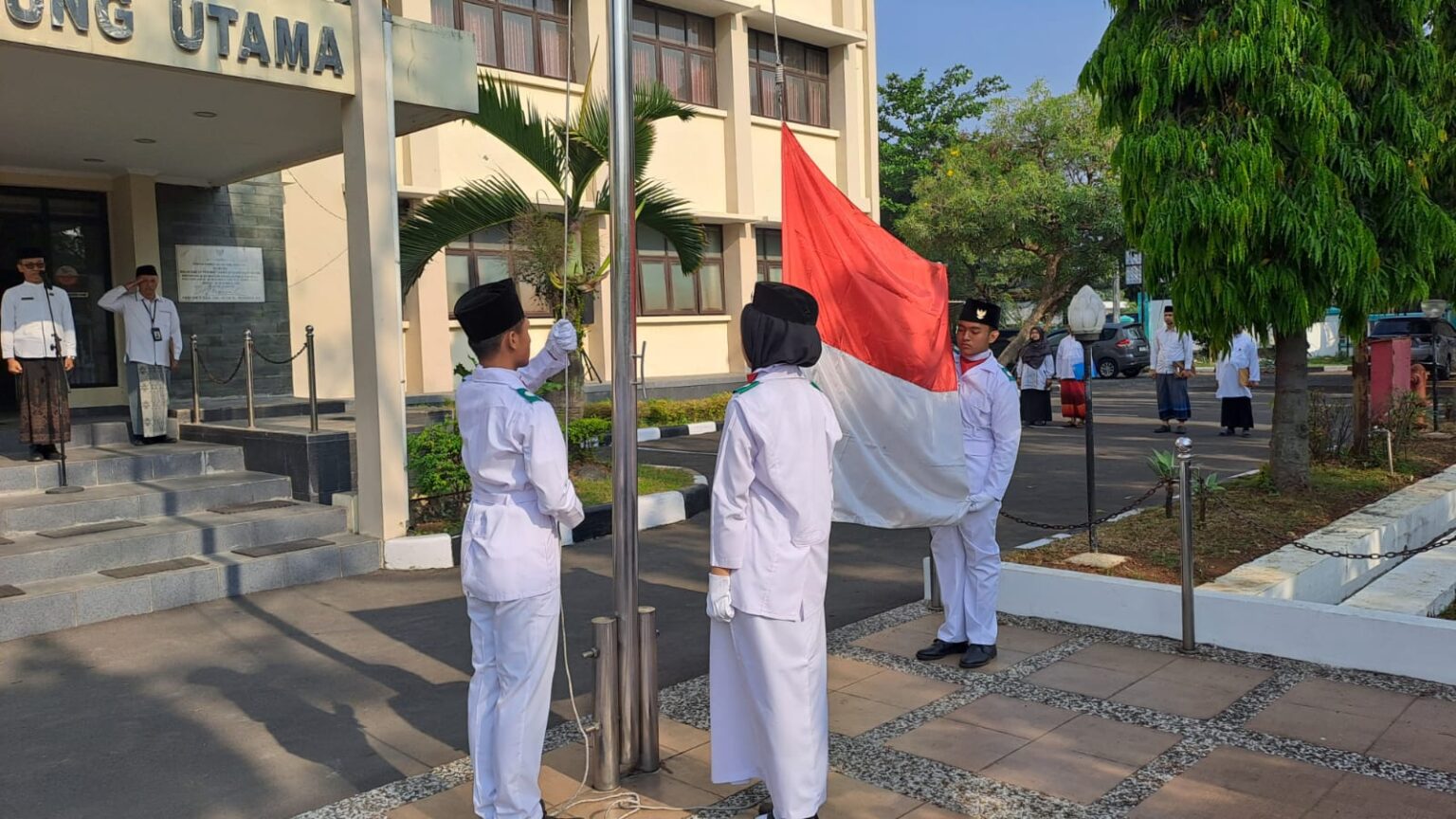 3 Santri MAN IC Sumedang Jadi Pengibar Bendera dalam Peringatan Hari ...